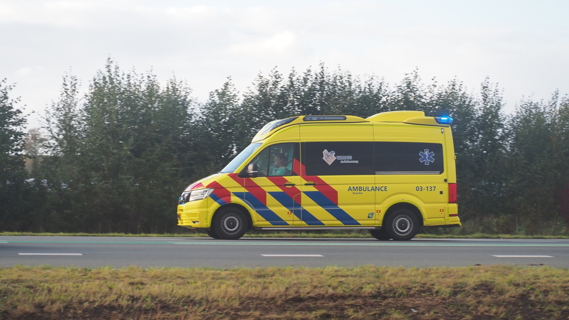ZO!34 - Automobilist bekneld na botsing met vrachtwagen bij Schoonebeek